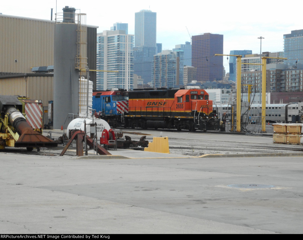 BNSF 2655 & METX 119